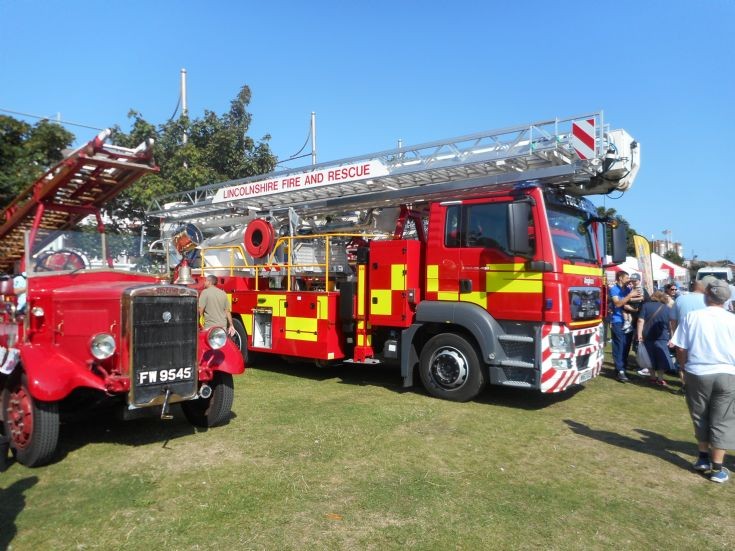 Fire Engines Photos - Arial ladder platform