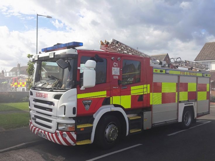 Fire Engines Photos - Scania P270 KX08JYD Cleveland Fire