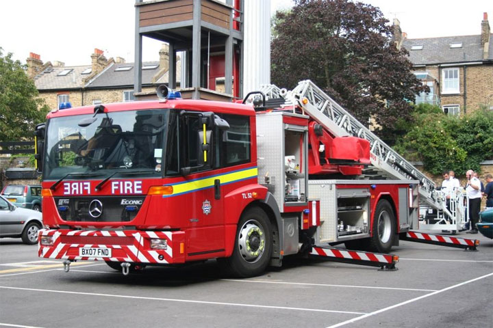 Fire Engines Photos - London Fire Brigade TL52