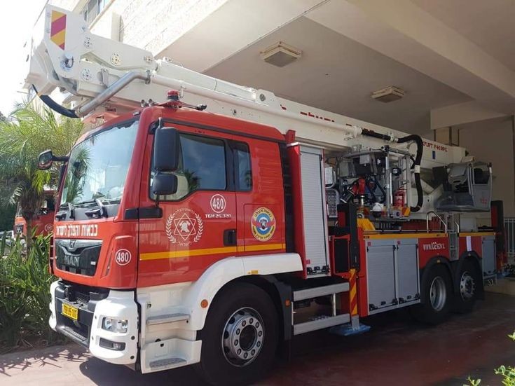 Fire Engines Photos - Ladder truck