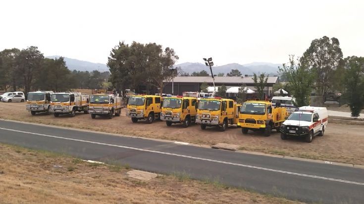 Fire Engines Photos - ACT & QLD fire Isuzu light tankers, Canberra Austr