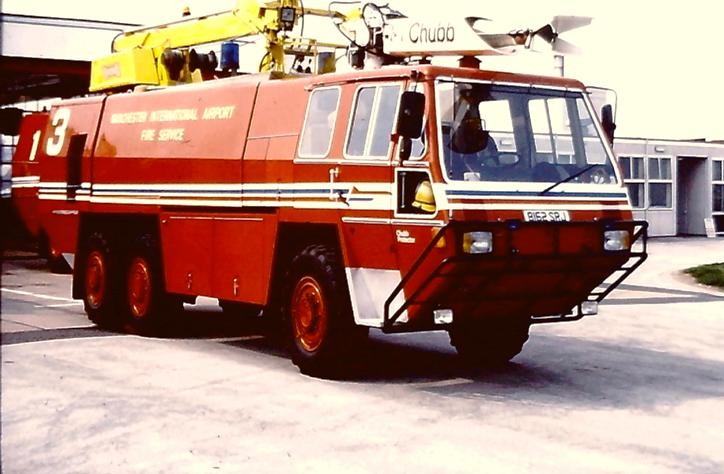 Fire Engines Photos - B162SRJ Chubb Protector ACT Manchester Ringway