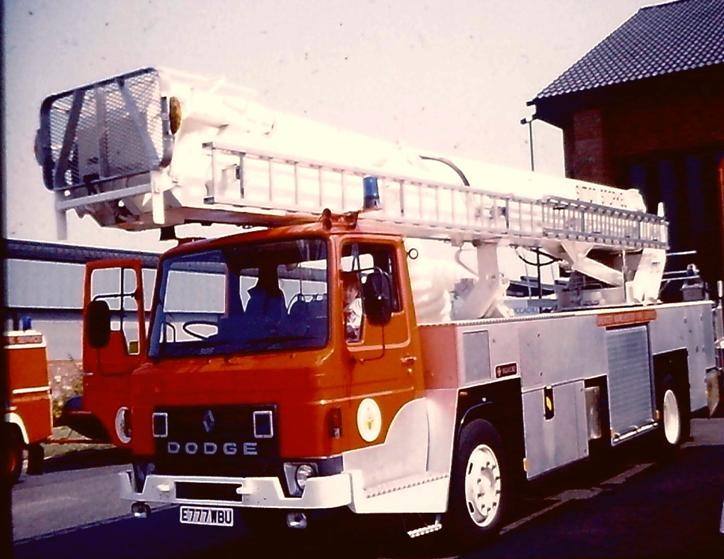 Fire Engines Photos - E777WBU Dodge G16/ Saxon low profile HP SS263 HP G