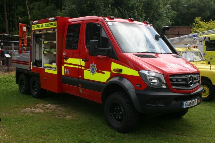 Fire Engines Photos - Midhurst 6 x 6 GU16 HGP
