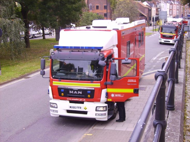 Fire Engines Photos - Bristol roof fire 3 WU66 FFR MAN CU
