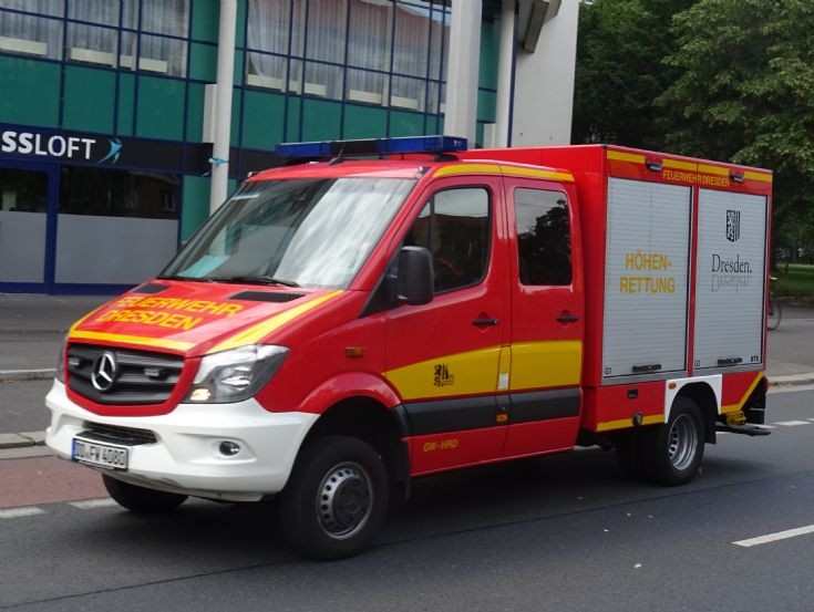 Fire Engines Photos - MB High-rise rescue