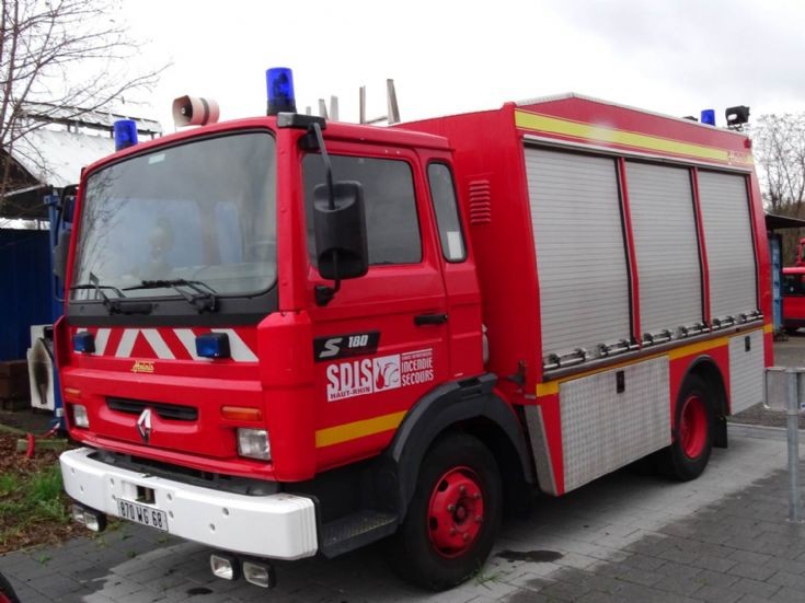 Fire Engines Photos - Renault-Heinis Rescue