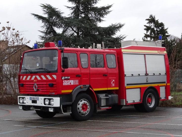 Fire Engines Photos - Renault-Heinis Pump Rescue