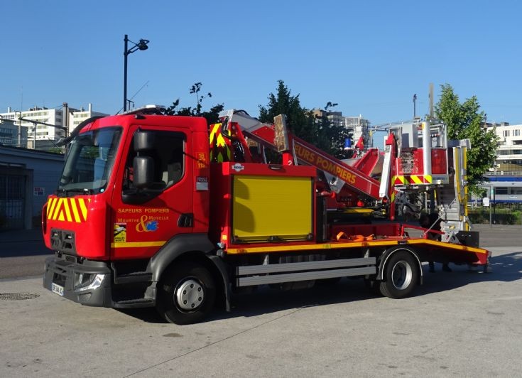 Fire Engines Photos - Renault-Multitel Skylift robot