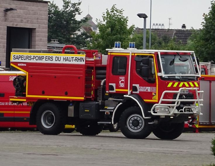 Fire Engines Photos - Renault Sides Bush Fire Tender