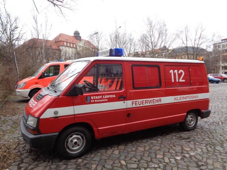 Fire Engines Photos - Renault - Staff and Small alarm Van