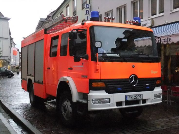 Fire Engines Photos - MB-Ziegler LF16 Pump