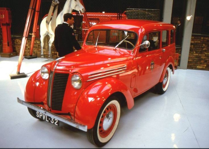 Fire Engines Photos - Renault Juvaquatre