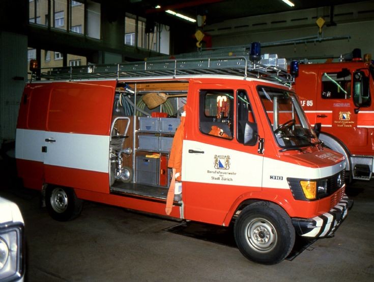 Fire Engines Photos - MB-Small Alarm Van