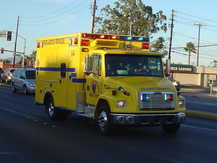 Fire Engines Photos - Freightliner - Ambulance 14