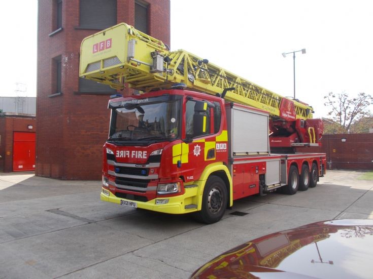 LFB Scania EOne 64m TL