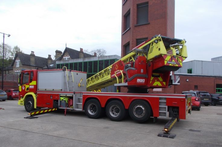 Fire Engines Photos - LFB Scania EOne 64m TL
