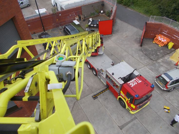 Fire Engines Photos - LFB 64M TL