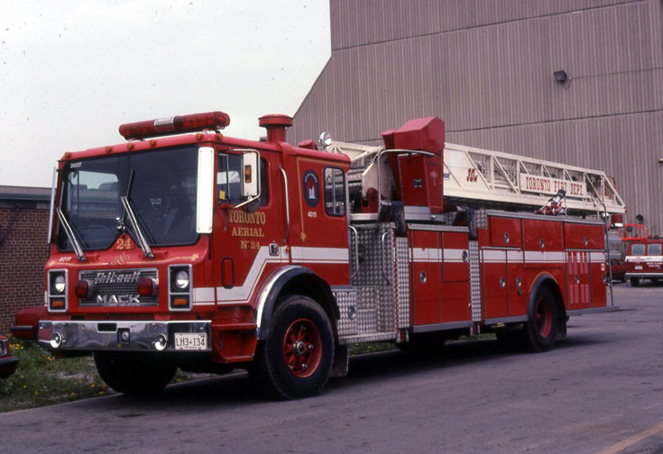 Fire Engines Photos - Toronto Fire Department Aerial No 24