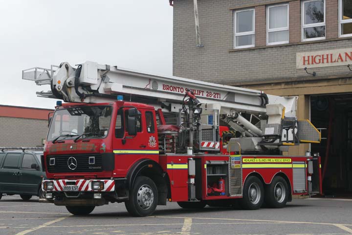 Fire Engines Photos - Highlands & Islands FRS Inverness Mercedes ALP
