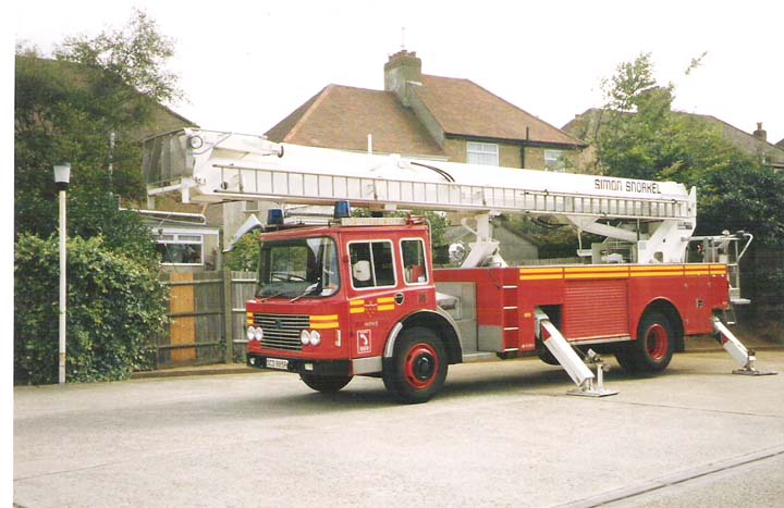 Fire Engines Photos - SCD 885R East Sussex ERF Hydraulic Platform