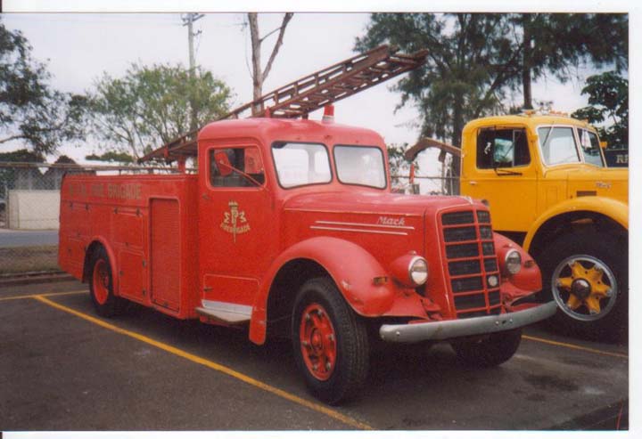 Fire Engines Photos - Mack 75 Ex N.S.W