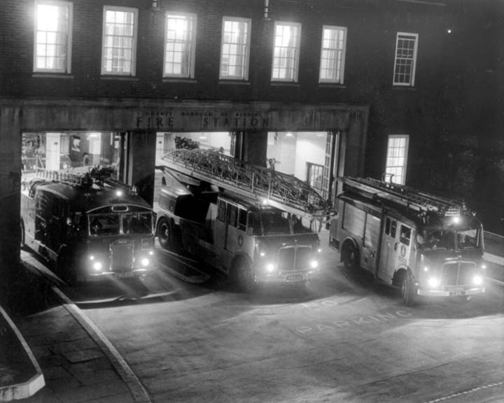 Fire Engines Photos - Reading & Berkshire Fire brigade Caversham Road