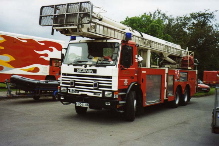 Fire Engines Photos - Cleveland Hydraulic Platform.