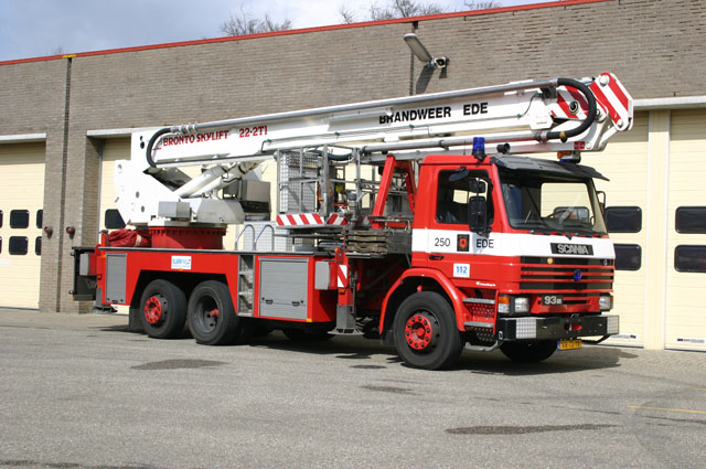 Fire Engines Photos - Ede Scania ALP