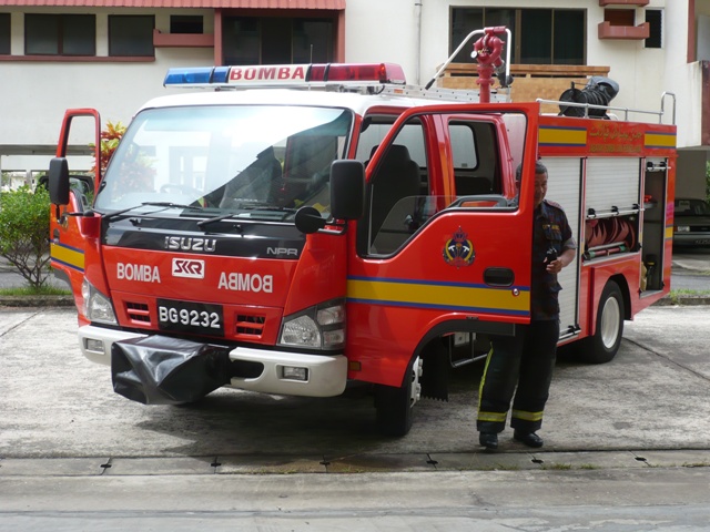 Fire Engines Photos - LP12 Responding to Snake Catching Call