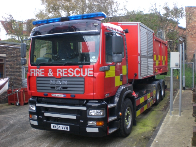 Fire Engines Photos - East Sussex FRS Prime mover/High Volume Pump