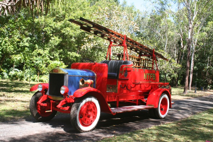 Fire Engines Photos - Dennis Fire engine No. 204 Darwin Australia