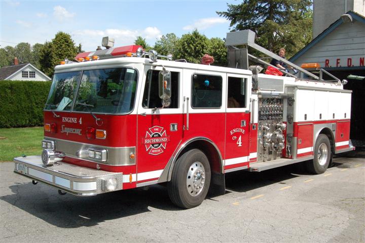 Fire Engines Photos - Richmond Fire Rescue Engine 4 Old