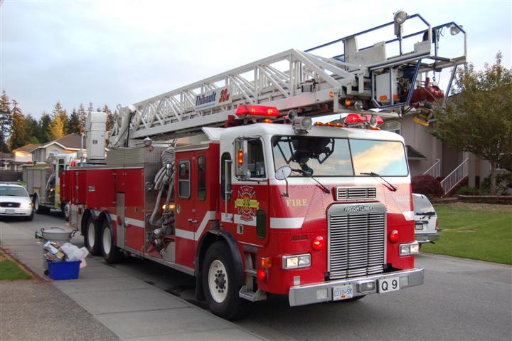 Fire Engines Photos - Surrey Fire Service Quint 9