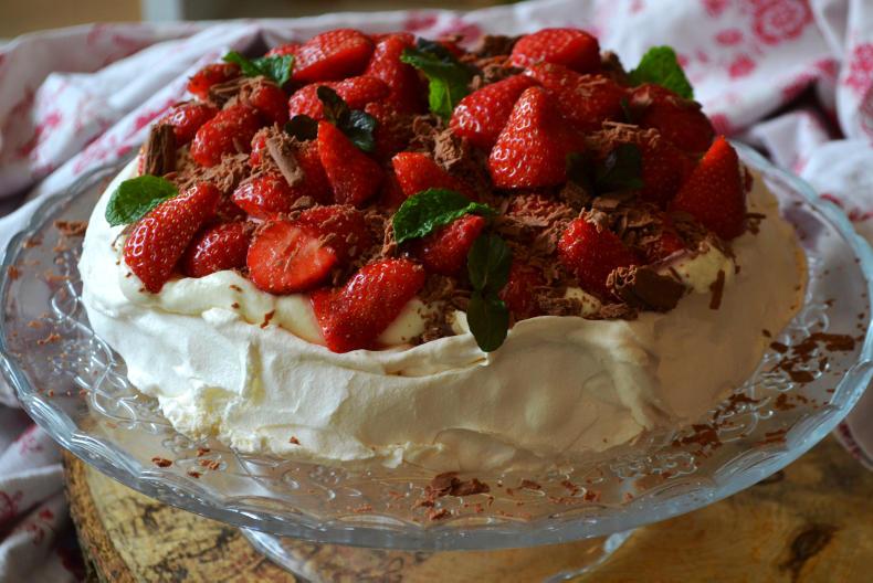 No need to panic: a lovely Sunday pavlova - Free