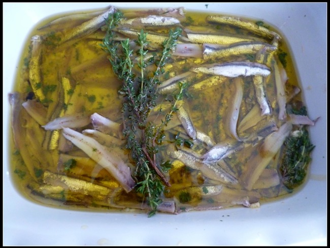 Anchois frais marinés à l'huile d'olive, ail et thym - Recette par Les ...