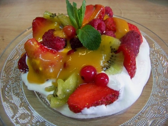 Pavlova aux fruits rouges et kiwi, coulis aux fruits exotiques ...