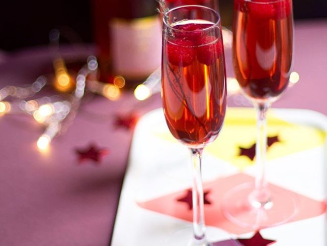 Cocktail champagne fruits rouges aux couleurs de Noël - Recette par ...