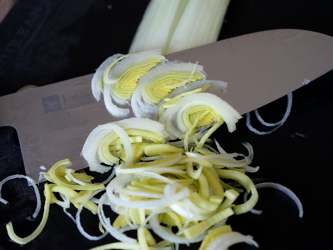 Émincer un blanc de poireau au couteau - Technique culinaire en vidéo ...