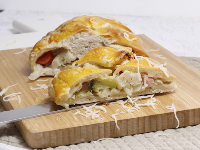 Pain garni au chou fleur chèvre et lard - Recette par épicétout