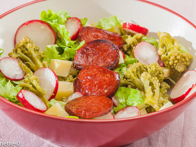 Salade de chou romanesco, chorizo, comté et radis - Recette par kilometre-0
