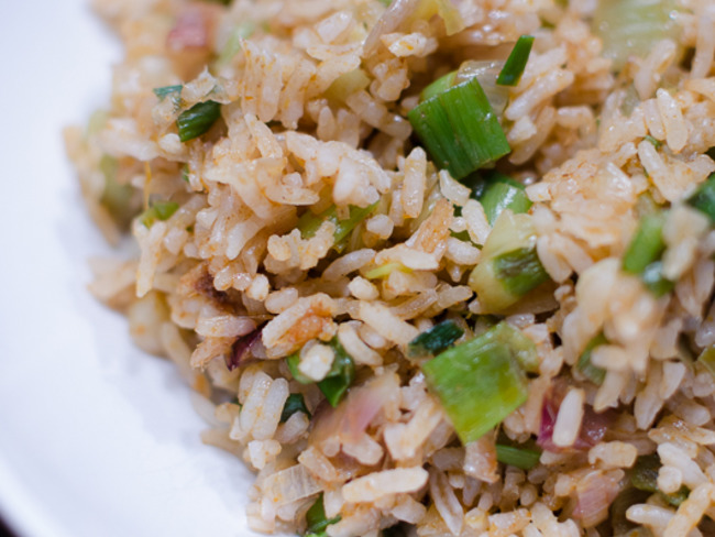 Poêlée de riz aux oignons nouveaux et au curry - Recette par Piratage ...