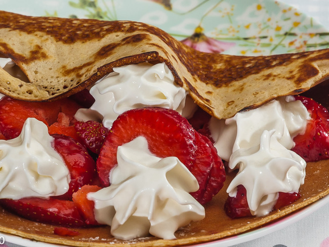 Crêpes aux fraises anciennes et à la chantilly - Recette par kilometre-0