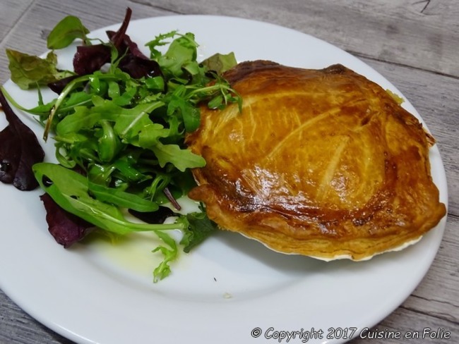 Saint Jacques en coque feuilletée aux jeunes poireaux, crème de ...