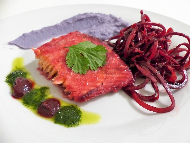 Saumon mariné à la betterave, purée de vitelottes et salade de ...
