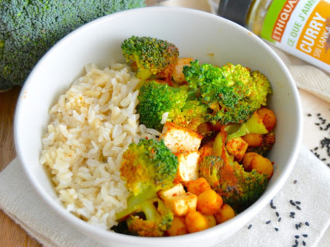Bol épicé au riz, tofu, brocoli et pois-chiches grillés - Recette par ...