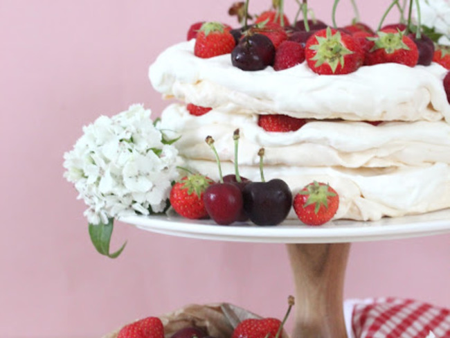 Layer cake pavlova aux fruits rouges - Recette par Déliacious
