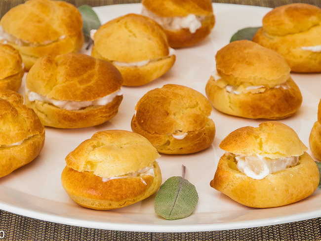 Choux salés au gorgonzola, ricotta et poires pour l'apéritif - Recette ...