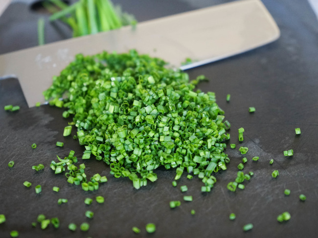 Ciseler la ciboulette - Savoir ciseler la ciboulette au couteau ...