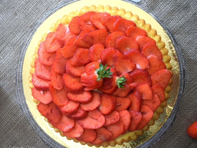 Tarte génoise fraises et crème pâtissière - Recette par latabledeclara.fr